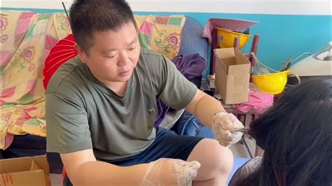 我帮媳妇儿染头发，搞得她满脸黑漆漆的，一个劲儿的安慰她别哭 Youtube