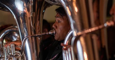 공연 공연하는 관악기 금관 악기 금관악기 기악가 남성 음악가 놋쇠 밴드 라이브 공연 라이브 음악 라이브 콘서트 뮤지션 뮤지컬 소리 실내 아티스트