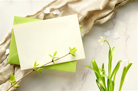 빈 종이 카드와 녹색 봉투와 봄 배경 신선한 잎 갈란투스 스노우 드롭 꽃 0명에 대한 스톡 사진 및 기타 이미지 0명 3월 갈란투스 Istock
