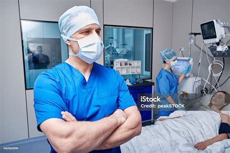 병원 침대에 누워 있는 여성 환자를 돌보는 중환자실 의료진 중환자실 3 명에 대한 스톡 사진 및 기타 이미지 3 명 30