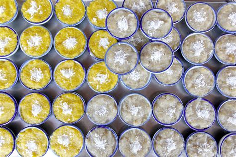 길거리 음식 시장에서 작은 도자기 컵에 코코넛 밀크 커스터드 의 태국 과자 전통 태국 디저트 태국 달콤한 의 집에서 만든 종류의 그룹 맨 위 보기 0명에 대한 스톡 사진 및