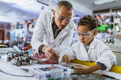 아프리카계 미국인 소년과 그의 교사는 실험실에서 컴퓨터 부분에서 일하고 있습니다 교습에 대한 스톡 사진 및 기타 이미지 교습