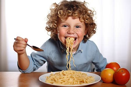 独自享受美食的男孩高清图片下载 正版图片 摄图网