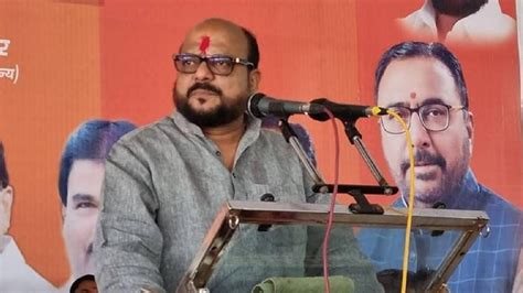 शिंदे गटाचा गुवाहाटीचा दौरा लटकला कारण काय गुलाबराव पाटील म्हणतात