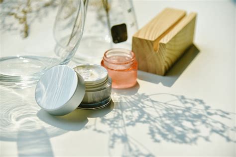 햇빛에 화장품 병 용기와 식물 그림자 배경을 남겨두고 스킨 케어 페이셜 크림 따뜻한 분위기와 톤을 가진 뷰티 제품 아름다움에 대한 스톡 사진 및 기타 이미지 Istock