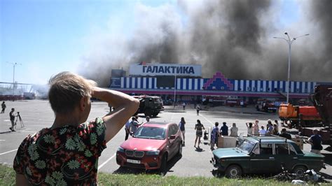ВСУ обстреляли ТЦ Галактика в Донецке 24 08 2022 Украина ру