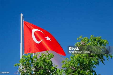 터키의 국기 깃대에 푸른 하늘에 터키 국기 흰색 별과 초승달 붉은 깃발 종종 Al Bayrak라고하며 Al Sancak라고합니다