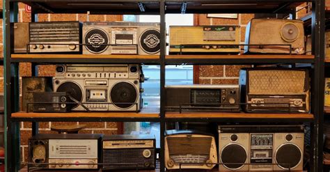 가판대 골동품 구식 라디오 빈티지 선반 수직 쐈어 실내 진열된 카세트 플레이어 텔레비전 향수를 불러일으키는에 관한 무료 스톡 사진