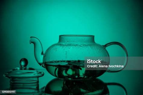 허브 티가있는 유리 투명 주전자와 녹색 그라디언트 배경에 열린 뚜껑 건강 식품 개념 0명에 대한 스톡 사진 및 기타 이미지