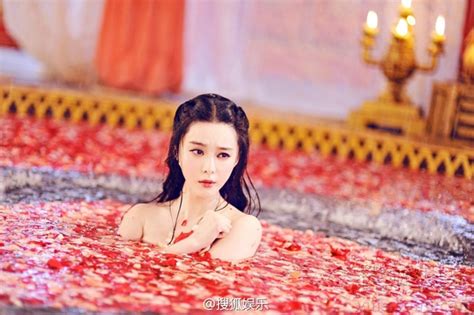 Phạm Băng Băng Khoe Vai Trắng Nõn Trong Võ Tắc Thiên