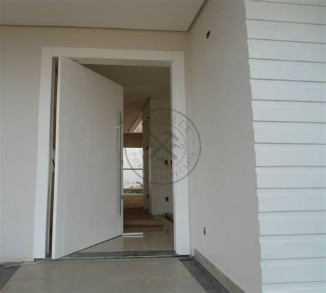 Porta Pivotante Com Revestimento Em Mdf Com Frisos Horizontais E