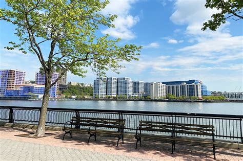 빈 제방 강과 현대 아파트 건물의 전망 호보켄 뉴저지 미국 0명에 대한 스톡 사진 및 기타 이미지 0명 거리 건물 외관