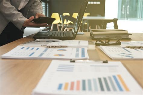 재정 고문 계산기를 사용 하 여 수익 및 예산 계산 회계사는 회계를 하 고입니다 회계 계산 만들기입니다 금융 및 경제 개념 개념에 대한 스톡 사진 및 기타 이미지 Istock