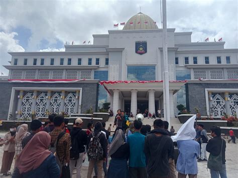 Mahasiswa Gedor Kantor Bupati Loteng Tuntut Komitmen Bangun SDM