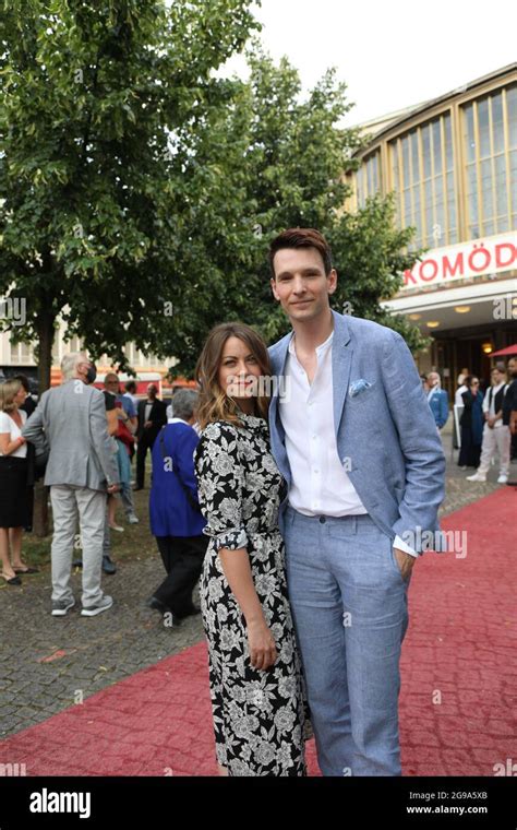 Alice Dwyer Und Sabin Tambrea Bei Der Premiere Des Theaterstücks Mord Im Orientexpress In Der