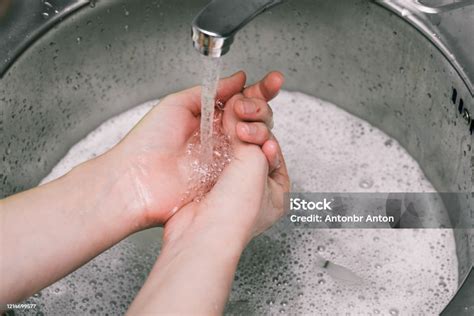 用肥皂在水龍頭下用清水洗手手部防護病毒和細菌冠狀病毒預防 照片檔及更多 2019冠狀病毒病 照片 2019冠狀病毒病 人 人手