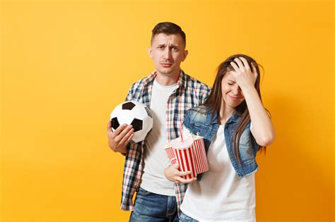 영 재미 명랑 커플 여자 남자 축구공 팝콘 양동이 들고 축구 팬 지원 좋아하는 팀 노란 배경에 고립 된 기운 스포츠 놀이 가족 레저 라이프 스타일 개념