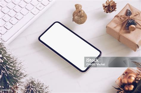 크리스마스와 새해 파티 배경 개념에 대한 홈 오피스 책상 배경에 모형 빈 흰색 화면 스마트 폰 플랫 은 메리 크리스마스와 새해
