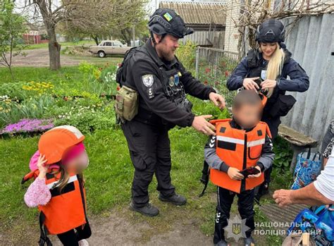 Білі янголи евакуювали з під обстрілів дві родини з дітьми з Білопілля та Ворожби Читайте на