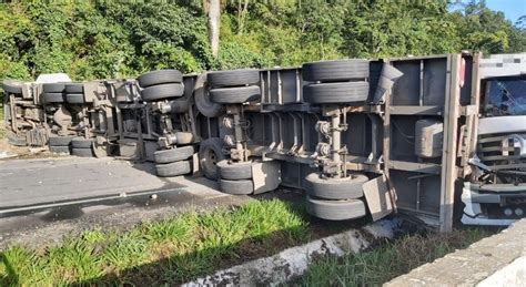 Carreta que transportava alumínio tomba e colide caminhão na BR 101