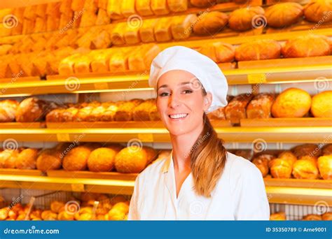 Panadero De Sexo Femenino Que Vende El Pan En Panadería Imagen De