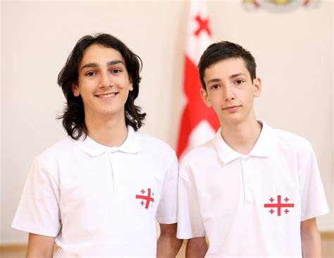 მე 12 კლასელი კომაროველი გენიოსი რომელიც უკვე მასწავლებელია როგორ