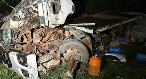 Caminhão galões de água tomba na Serra de São Vicente Midia Jur