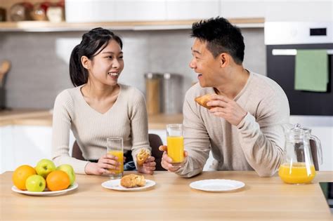 Alegres Amantes Coreanos Comiendo Juntos En Casa Foto Premium
