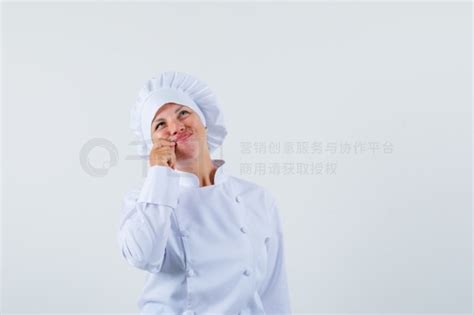 厨师高清图片 身穿白色制服的女厨师展示拉链手势，看上去很平静 人像图片免费下载格式编号51253692 千图网