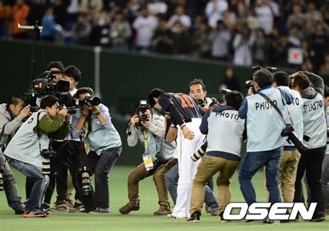 사진 관중석 향해 인사하는 일본 마에다 Osen