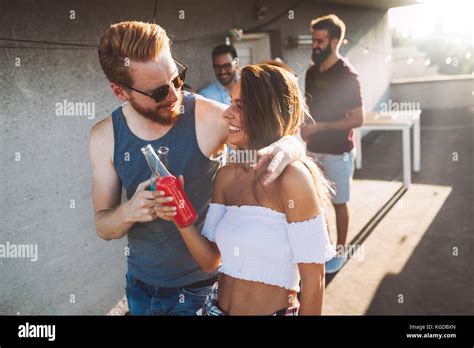 Feliz Pareja Divirtiéndose En Parte Fotografía De Stock Alamy
