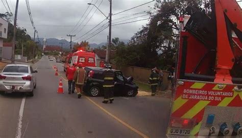 Mulher Fica Ferida Ap S Carro Bater Em Muro Em Jaragu