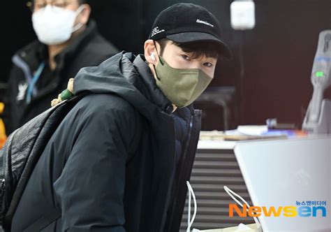 이제훈 인사하며 ‘잘 다녀왔어요 포토엔hd 손에 잡히는 뉴스 눈에 보이는 뉴스 뉴스엔