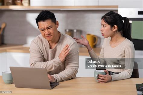 그녀의 남자 친구에게 관심을 요구하는 절망적 인 아시아 여성 18 19세에 대한 스톡 사진 및 기타 이미지 18 19세 2명 35 39세 Istock