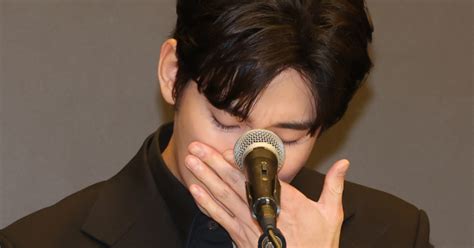 포토 눈물 훔치는 김수현