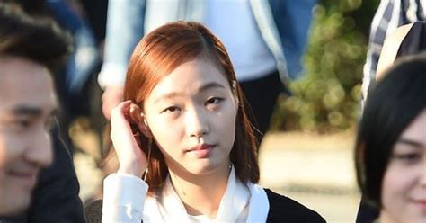 사진 김고은 단발머리 살짝 넘기고 조선일보
