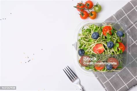 그릇에 샐러드 흰색 바탕에 건강 한 신선도 야채와 과일 건강 한 식생활 개념 건강관리와 의술에 대한 스톡 사진 및 기타 이미지 건강관리와 의술 건강한 생활방식 건강한