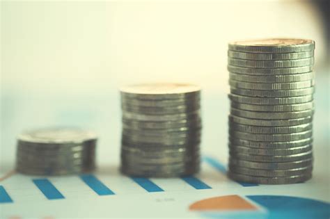 동전 및 회계 데이터 성장 율 금융 절약 투자 비즈니스 및 금융 개념에 대 한 배경 스택과 함께 금융 은행 주식 스프레드시트