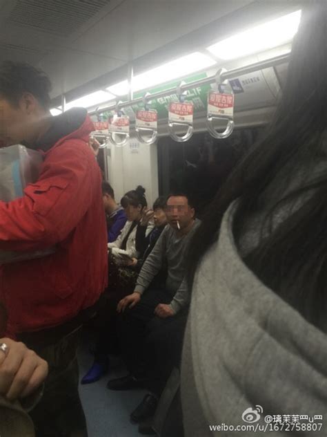 网曝一男子北京地铁车厢内吸烟 新浪图片