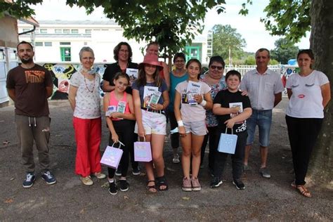 Des cadeaux aux CM2 avant lentrée en 6e Saint Ennemond 03400