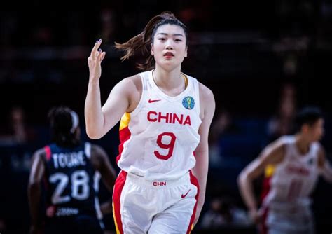 1200万 300万中国女篮夺银第二份大奖诞生李梦王思雨获奖最多 王思雨 中国女篮 李梦 新浪新闻