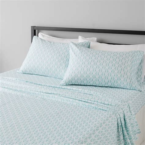 Amazon Basics Lightweight Super Soft Easy Care Microfiber 4 Piece Bed