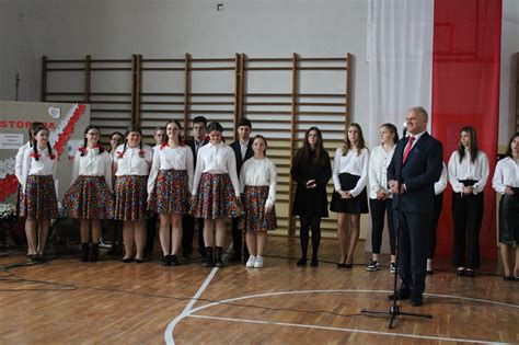 OBCHODY ROCZNICY ODZYSKANIA NIEPODLEGŁOŚCI W ZDUŃSKIEJ DĄBROWIE Zespół Szkół Centrum