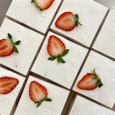 송강커피 네모딸기케이크 송강커피에서는 직접만든 시트와 농장에서 직접사온 딸기를 가득채워