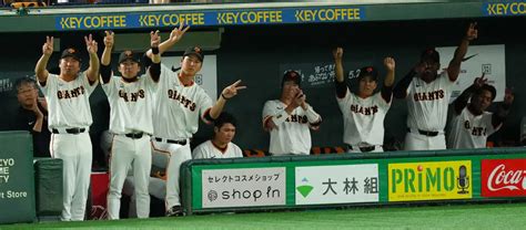 ＜巨・ロ＞初回、ヘルナンデスの安打で盛り上がる巨人ベンチ（撮影・西尾 大助） スポニチ Sponichi Annex 野球