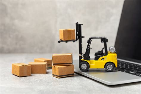 밝은 질감의 배경에 노란색 지게차 물류 개념 온라인 쇼핑 개념을 위한 물류 및 공급망 관리 전 세계 매장으로 상품 또는 제품 배송 골판지 상자 0명에 대한 스톡 사진 및