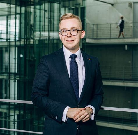 Letzte Generation blockiert BER Amthor Fatales Bild für Schutz
