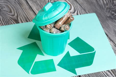 폐 배터리로 채워진 뚜껑이있는 쓰레기통 배터리는 부식으로 덮여 있습니다 폐기물 재활용 기호에 서 있습니다 환경 보호의 날의 상징 0명에 대한 스톡 사진 및 기타 이미지