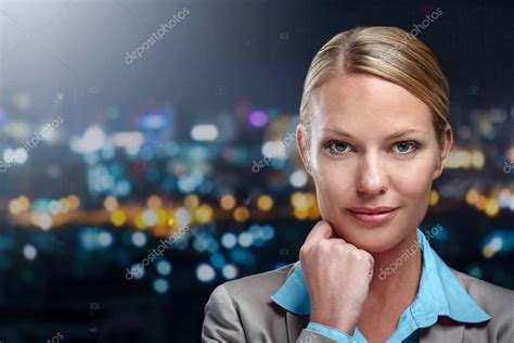La Ciudad Que Nunca Duerme Retrato Recortado De Una Mujer De Negocios