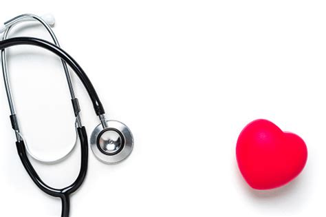 청진기와 붉은 심장은 흰색 배경에 고립되어 있습니다 복사 공간 0명에 대한 스톡 사진 및 기타 이미지 0명 개념 건강 검진 Istock